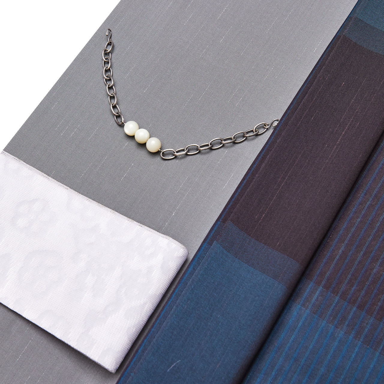 男性着物コーディネート【柿泥染の小千谷紬×天然石羽織紐】柄物でいつもと違ったお洒落 – 銀座もとじオンラインショップ